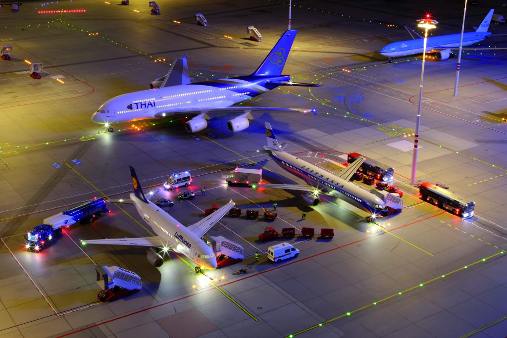 Knuffingen Airport eröffnet am 4. Mai im Miniatur Wunderland | Miniatur ...